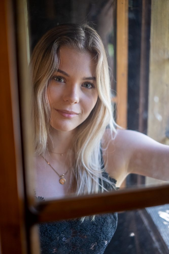 Im Fenster Foto & Bild | portrait, portrait frauen, indoor Bilder auf fotocommunity