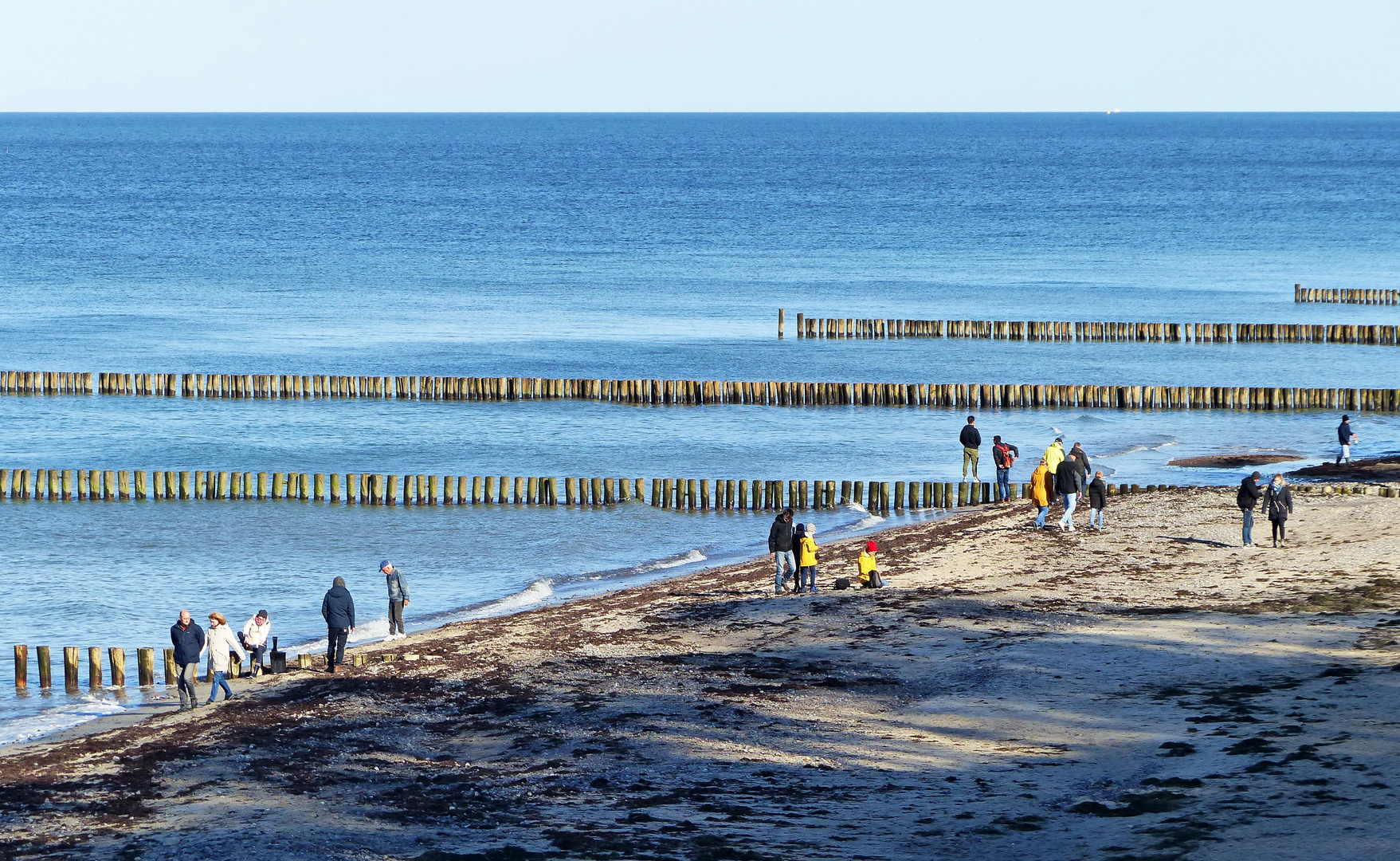 Im Friesennerz am Strand Foto & Bild | deutschland, europe, mecklenburg ...