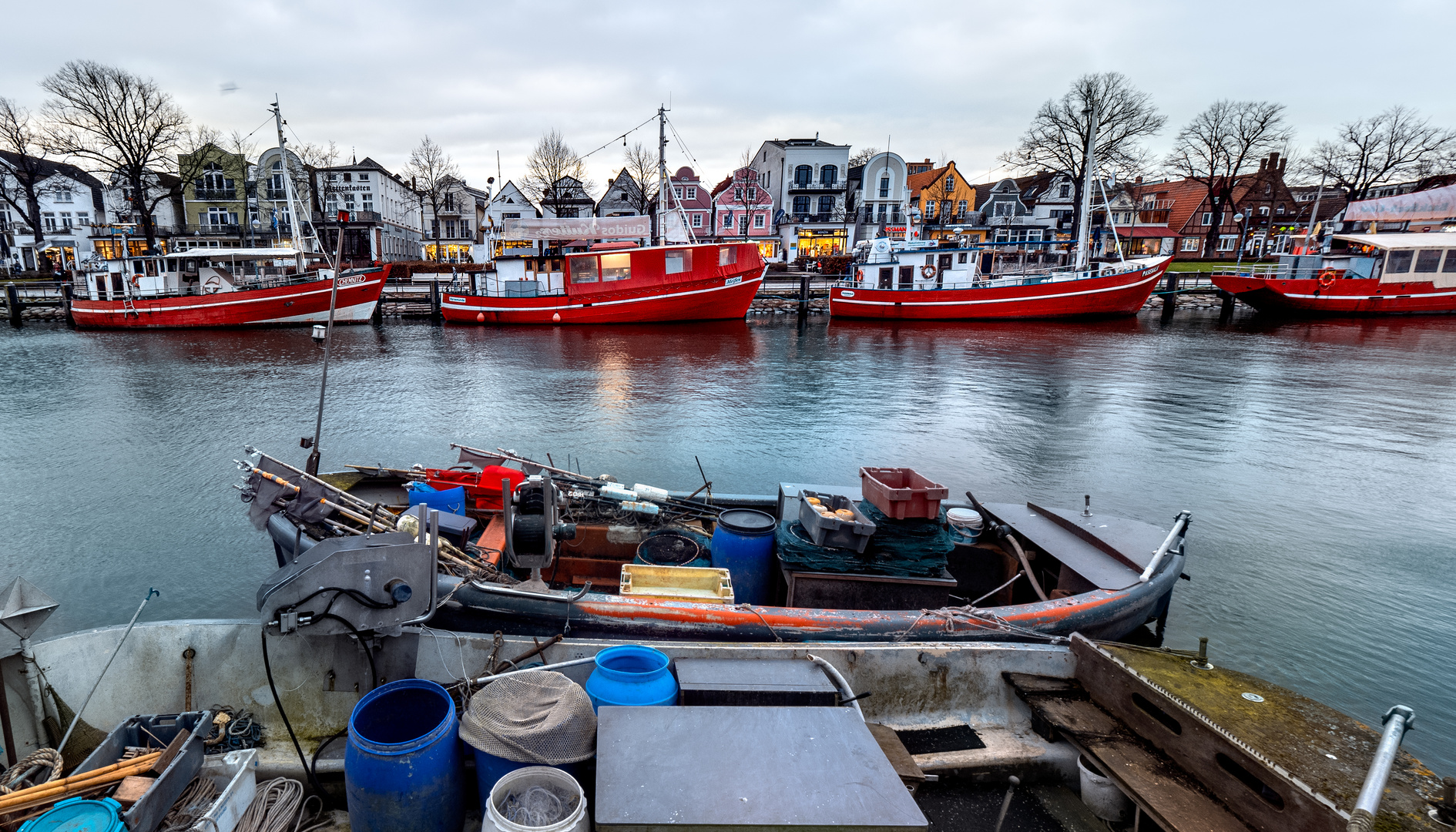 Im Hafen Foto & Bild | architektur, schiffe und seewege, profanbauten ...