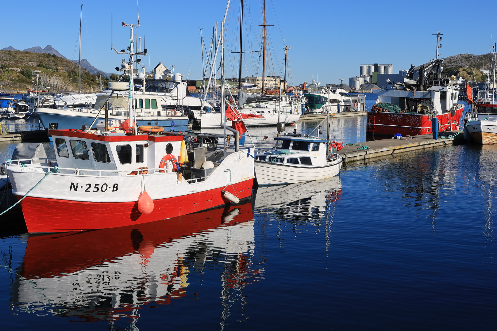 Im Hafen von Bodö Foto & Bild | hafen, norwegen, spiegelungen Bilder ...