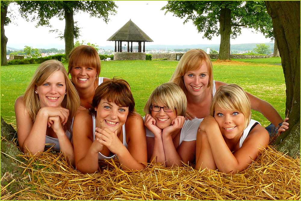 * im Heu * Foto & Bild | erwachsene menschen, gruppen, mehrere menschen Bilder auf fotocommunity