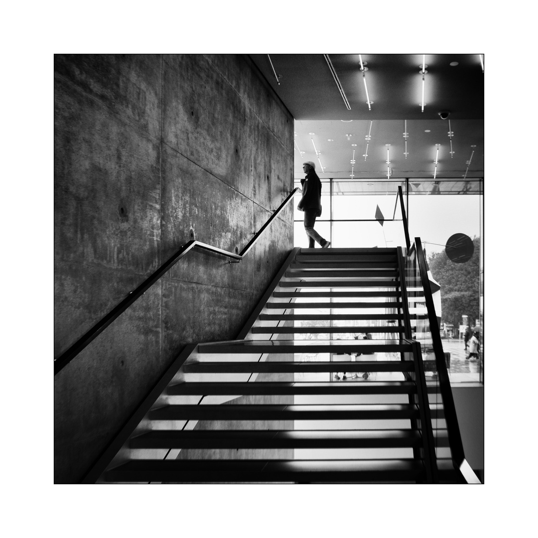 im Museum_21 Foto & Bild | architektur, streetfotografie mit menschen, treppen und treppenhäuser ...