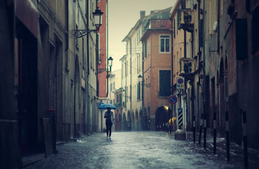 im Regen... Foto & Bild | streetfotografie mit menschen, street: spontane portraits, menschen ...