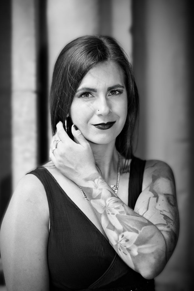 Im Säulengang... Foto & Bild | portrait, portrait frauen, outdoor Bilder auf fotocommunity