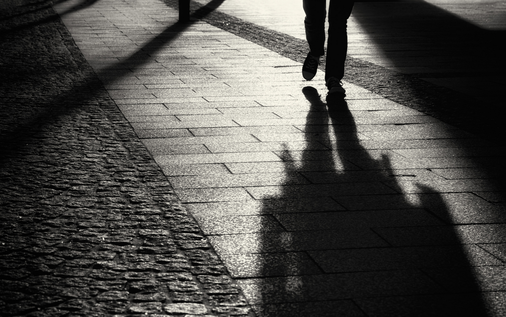 im Schatten Foto & Bild | schatten, monochrome, boden Bilder auf fotocommunity