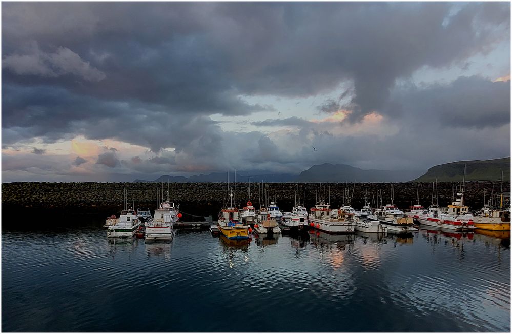 Im sicheren Hafen Foto & Bild | sonnenuntergang, wolken, hafen Bilder ...