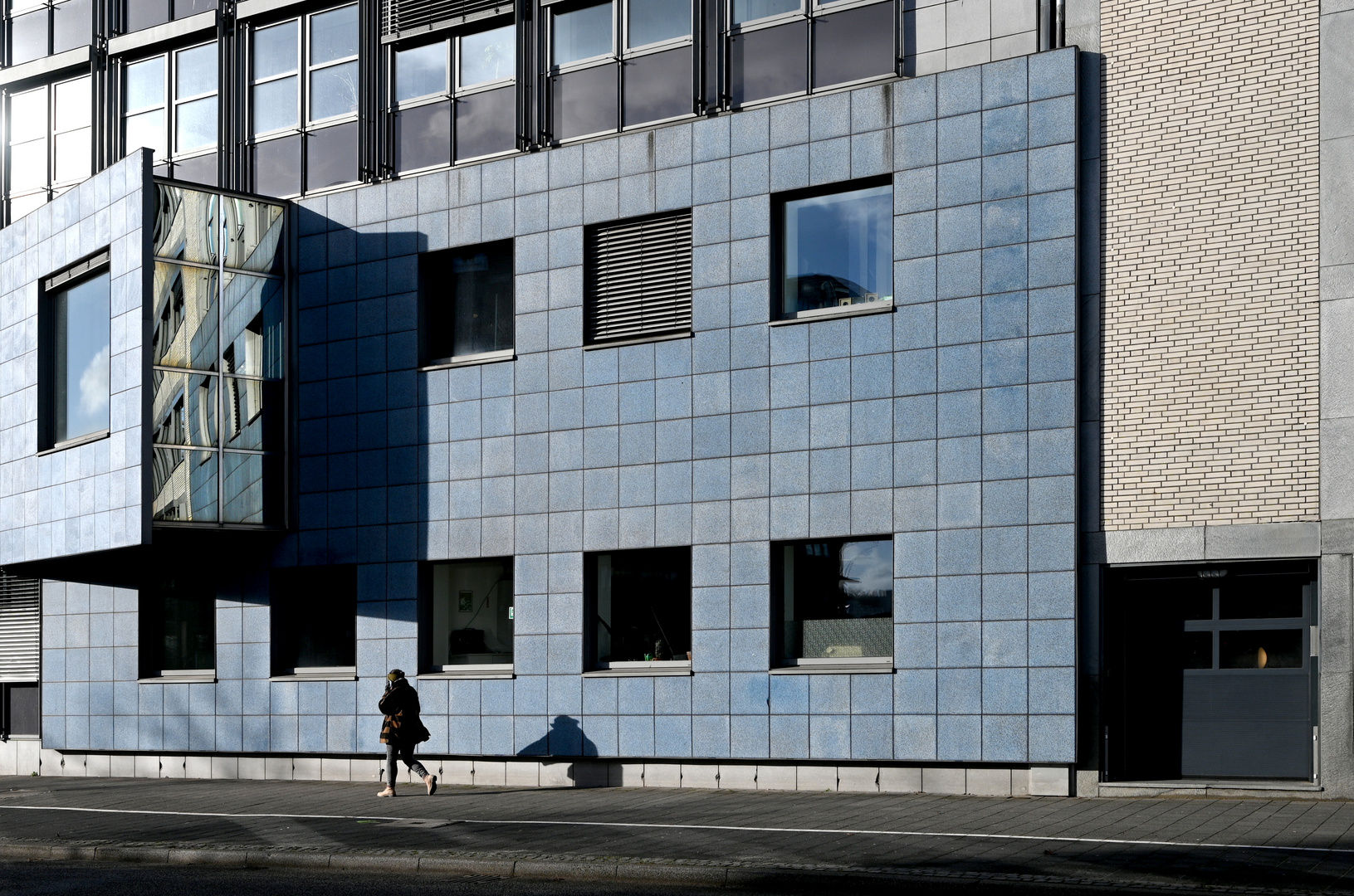 im Vorbeigehen Foto & Bild | architektur, streetfotografie mit menschen, fassaden Bilder auf ...