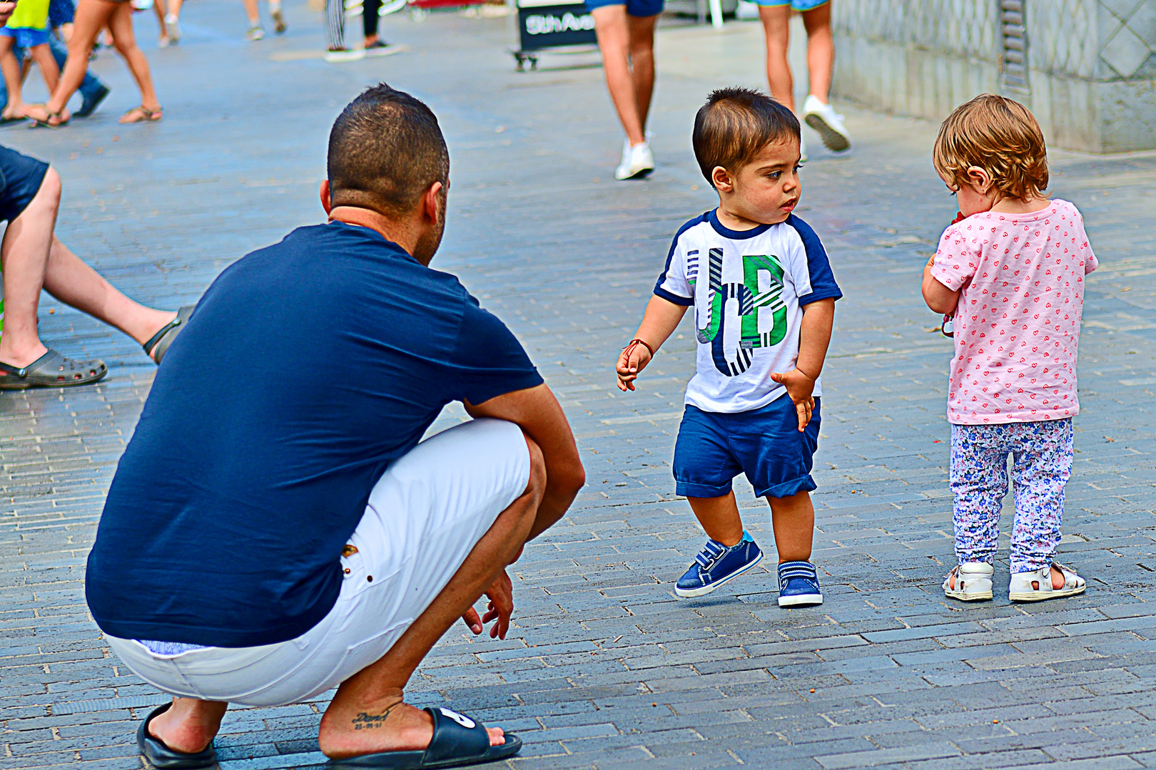 Im Vorbeigehen Foto & Bild | teneriffa, menschen, kinder Bilder auf ...