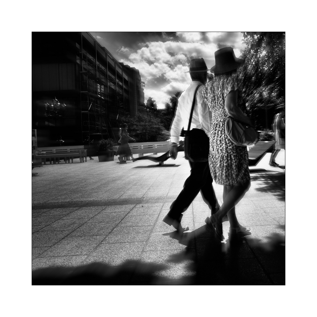 im Vorbeigehen Foto & Bild | streetfotografie mit menschen, himmel, fotokunst Bilder auf ...