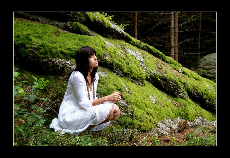 Im Wald - ganz allein 2 Foto & Bild | fashion, outdoor, frauen Bilder auf fotocommunity