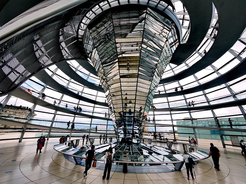 Im Zentrum Foto & Bild | architektur, menschen, motive Bilder auf ...