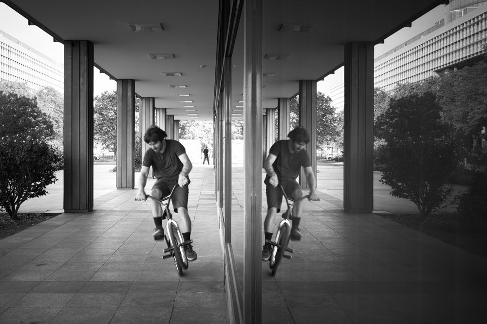 Immer diese Radfahrer;-) Foto & Bild | experimente, streetfotografie mit menschen, fotokunst ...