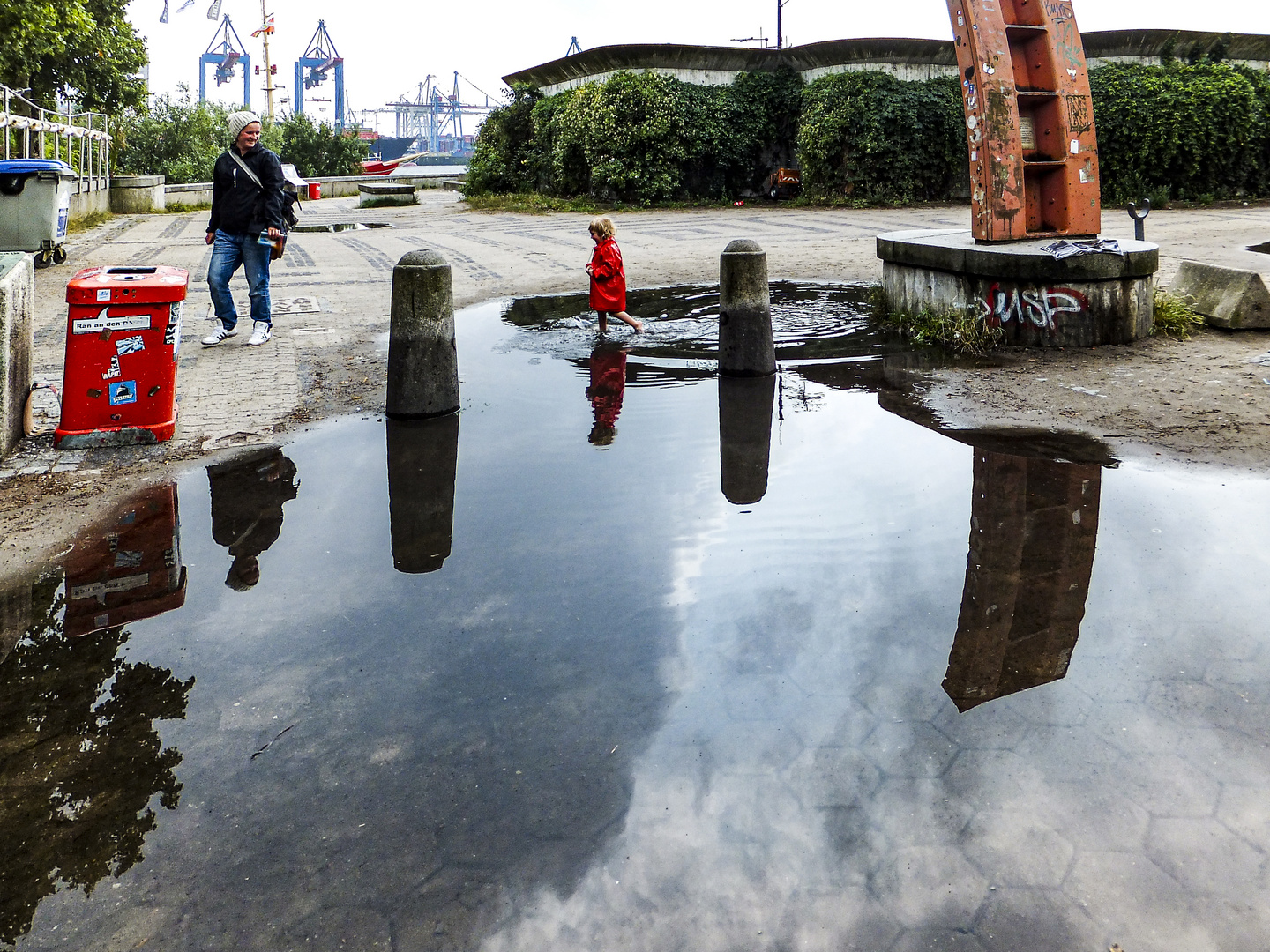 Immer durch die Pfütze Foto & Bild | experimente, kinder, streetfotografie mit menschen Bilder ...