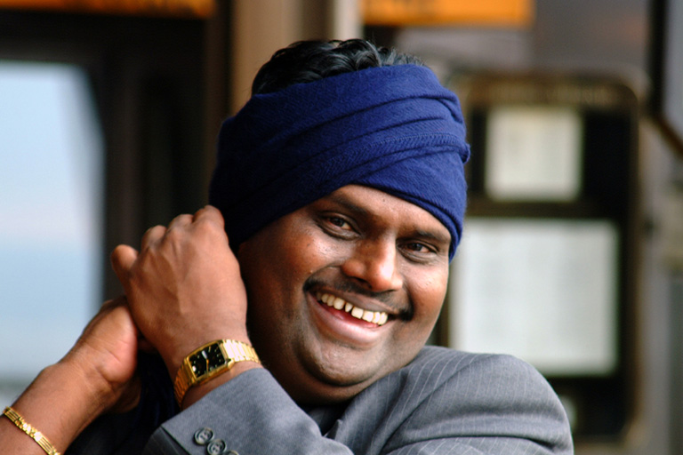 "Immer schön warm halten!" Kollege Laksmanan in Paris. Foto & Bild ...