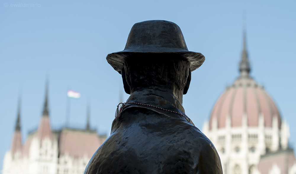 imre nagy schaut auf das parlament Foto & Bild | europe, hungary ...