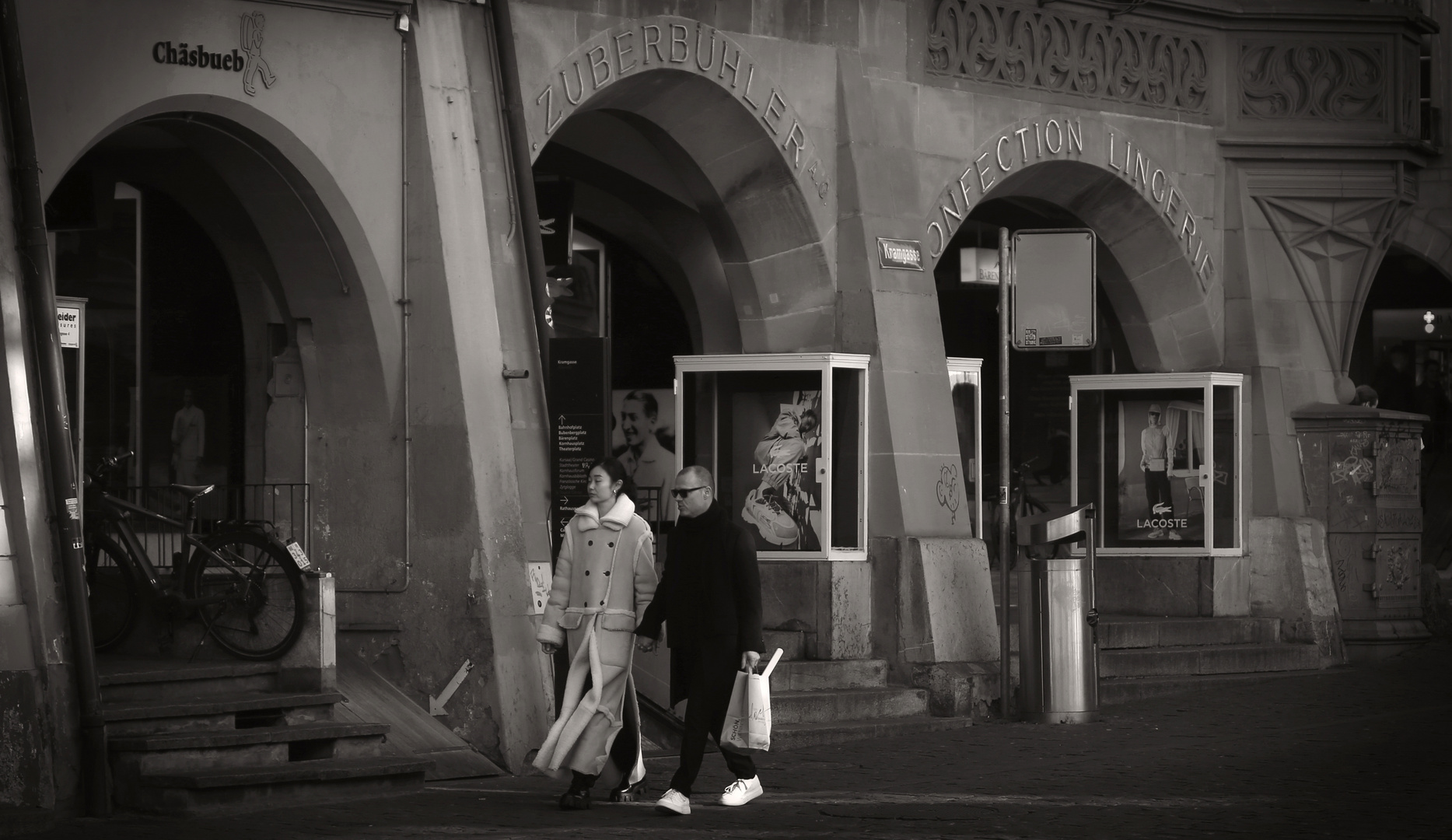 In der Alltstadt Foto & Bild | streetfotografie mit menschen, street ...