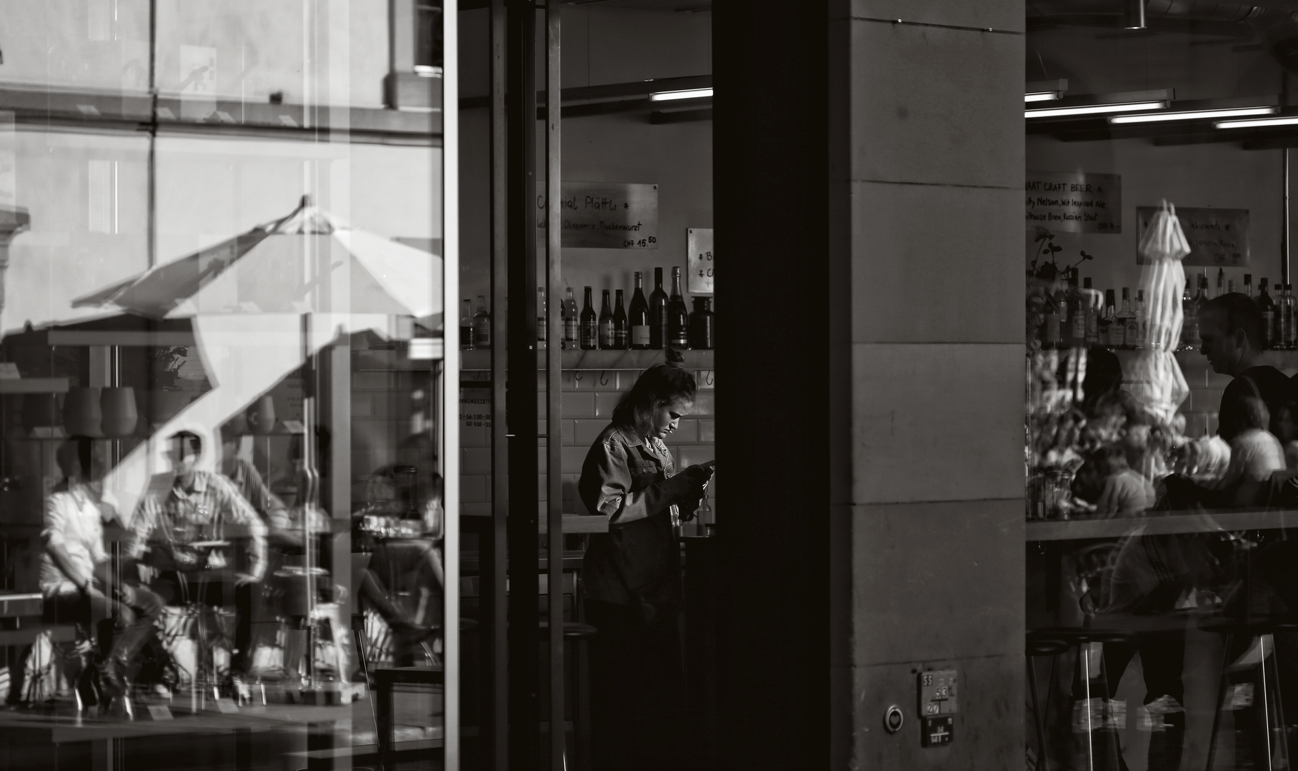 In der Bar Foto & Bild | erwachsene menschen, streetfotografie mit ...