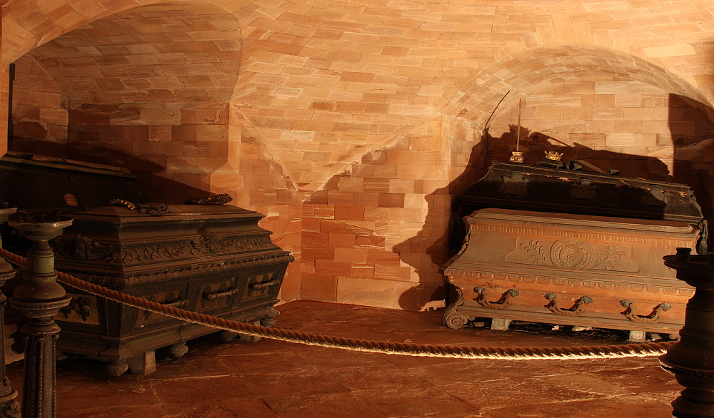 In der Gruft Foto & Bild | architektur, friedhöfe, friedhofdetails ...