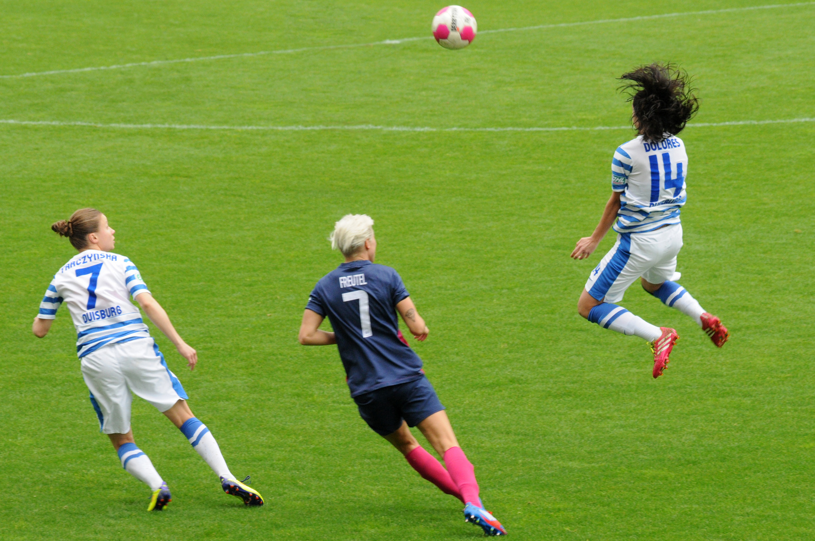 In der Luft Foto & Bild | sport, ballsport, fußball Bilder auf ...