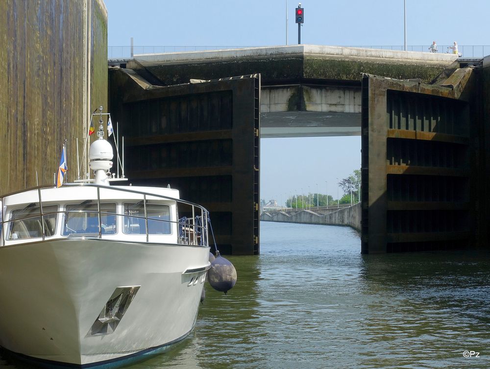 In einer der Schleusen von Ternaaien (Belgien) ... Foto & Bild | world ...
