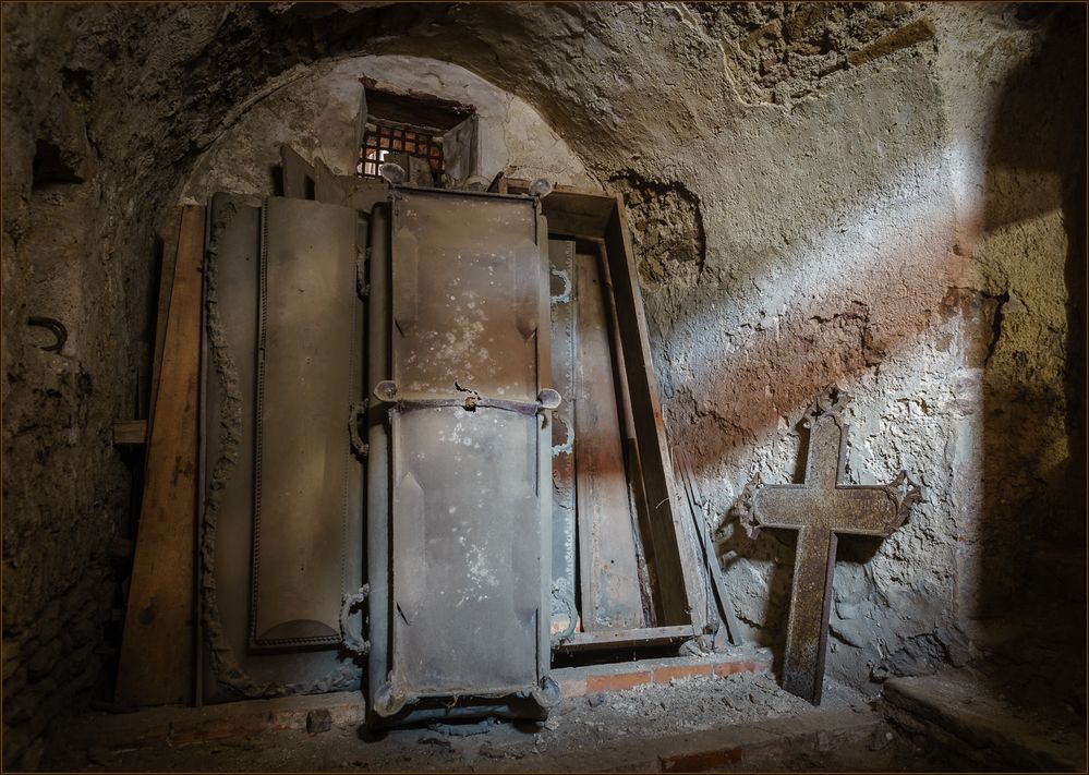 In einer Gruft Foto & Bild | architektur, friedhöfe, sakralbauten ...