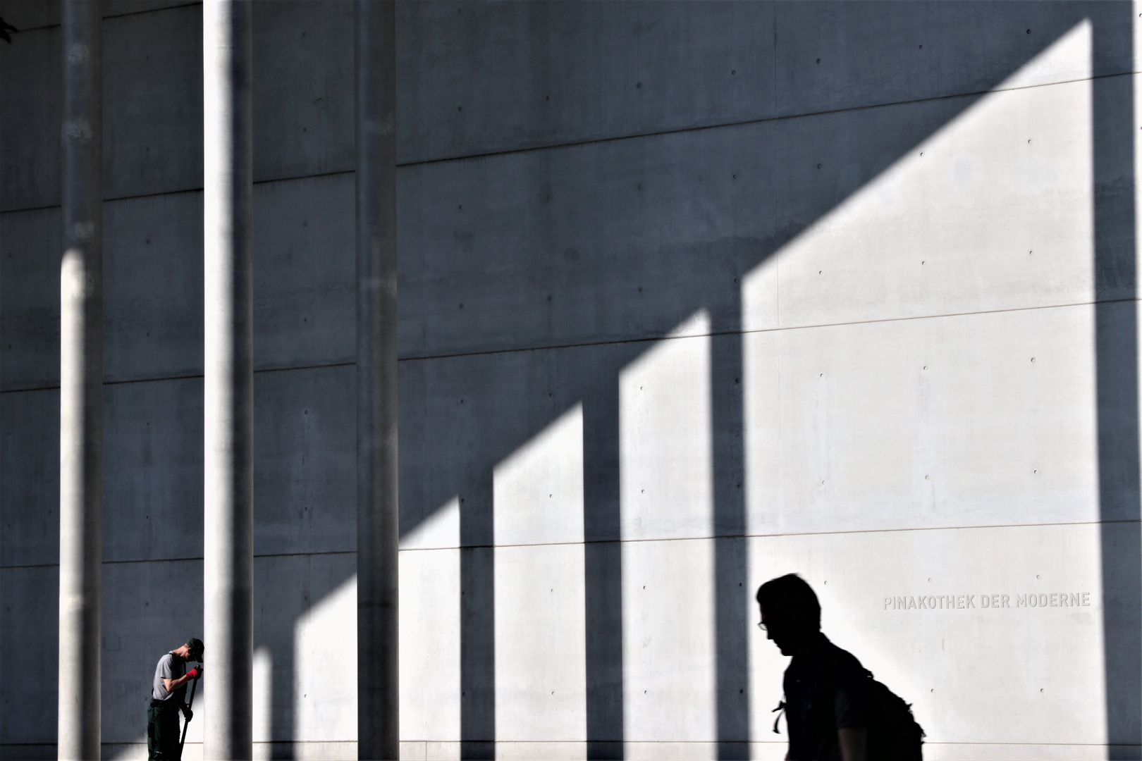 in seiner Welt Foto & Bild | architektur, streetfotografie mit menschen, stadtlandschaft Bilder ...