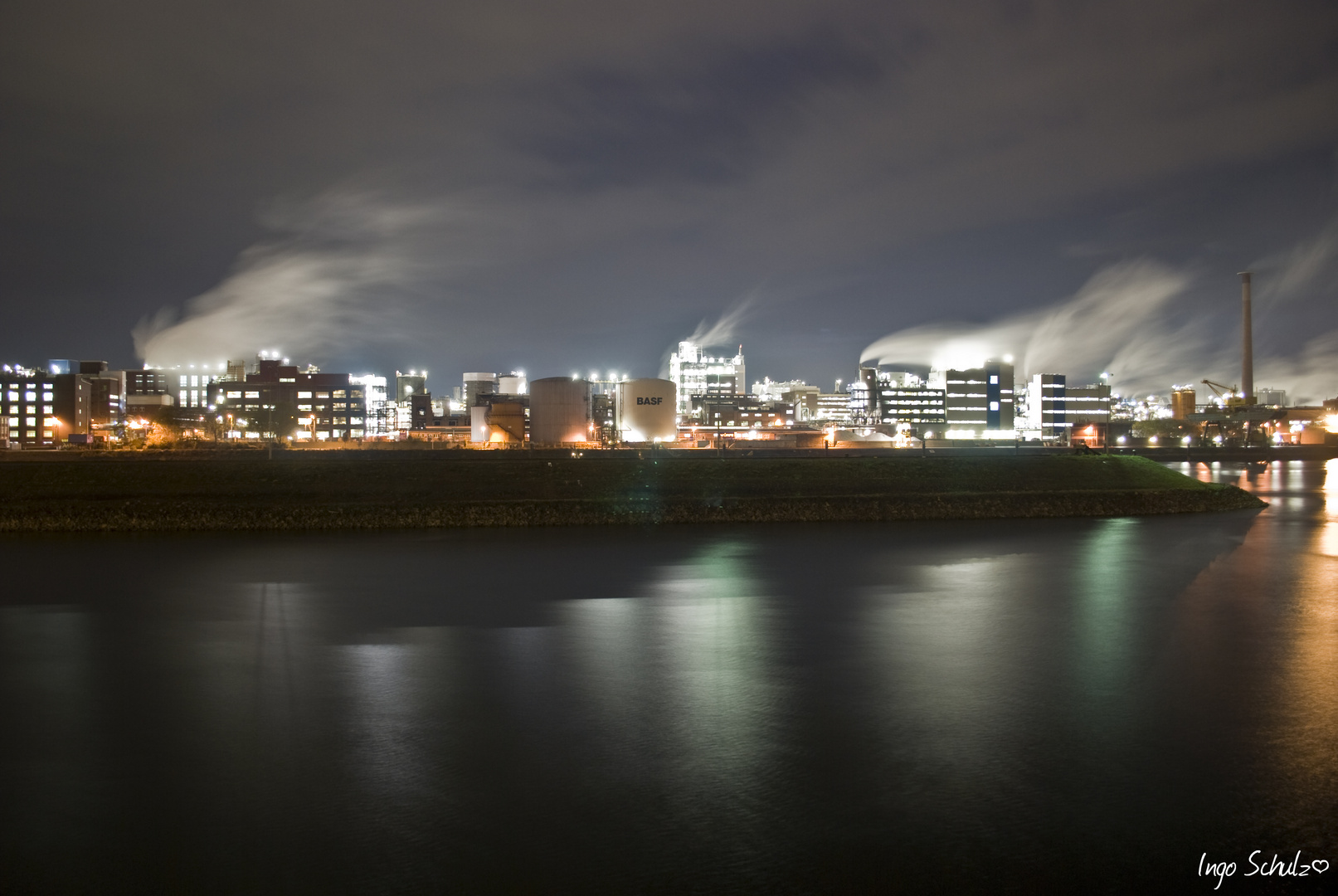 Industriehafen 1 in Mannheim / Blick auf die BASF Ludwigshafen 2 Foto ...
