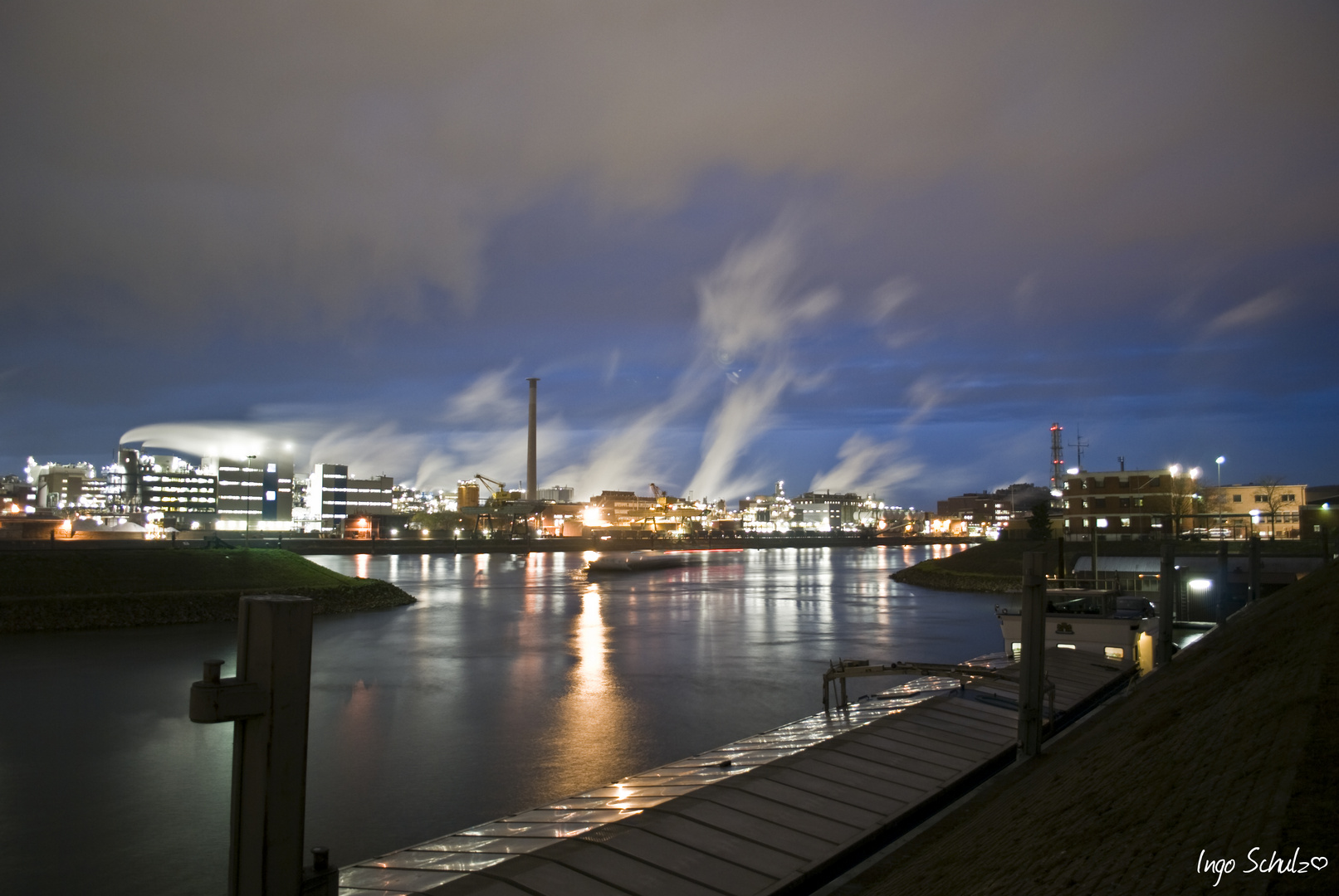 Industriehafen 1 in Mannheim / Blick auf die BASF Ludwigshafen Foto ...