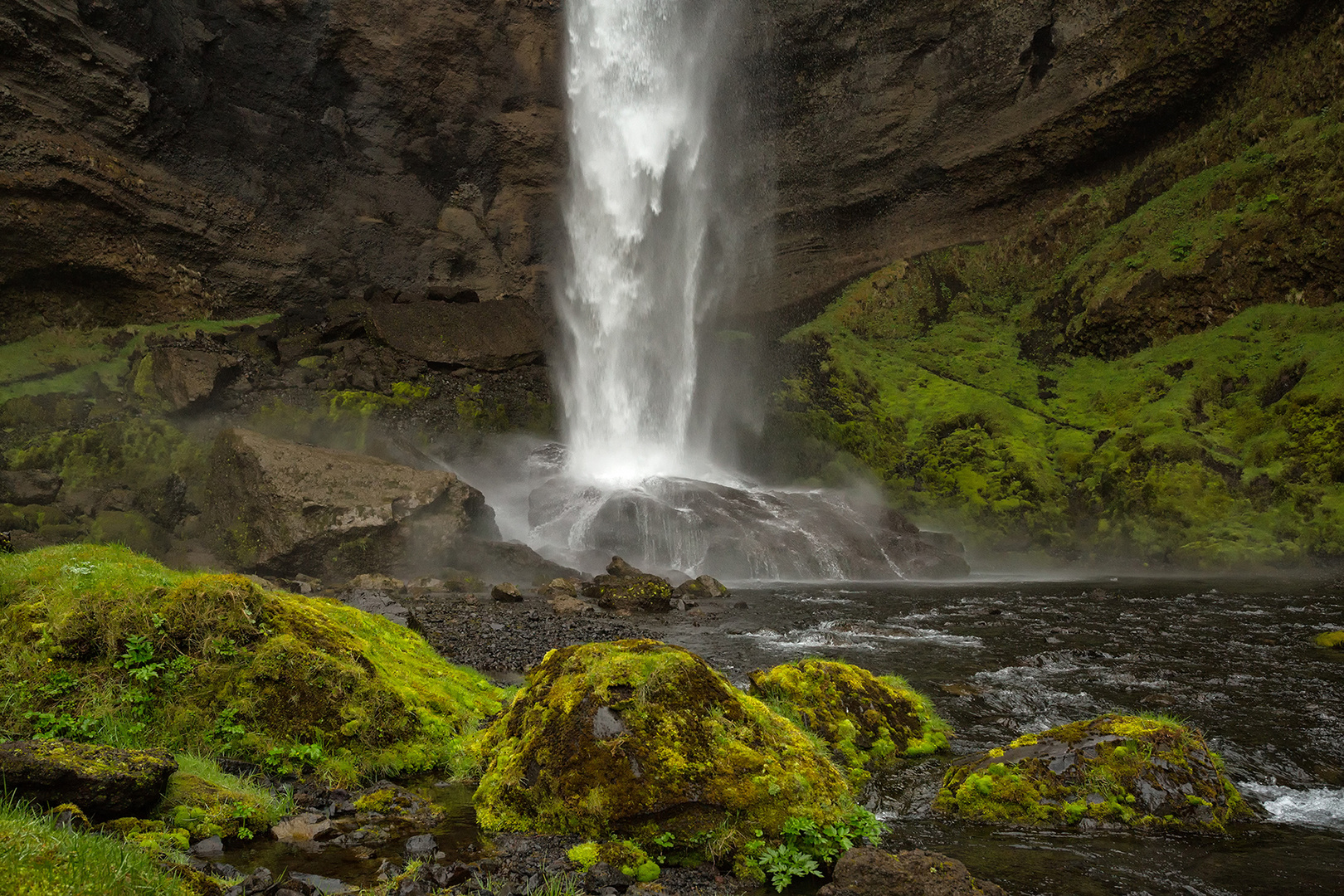 Inmitten von Moosen und Flechten Foto & Bild | wasserfall, island ...