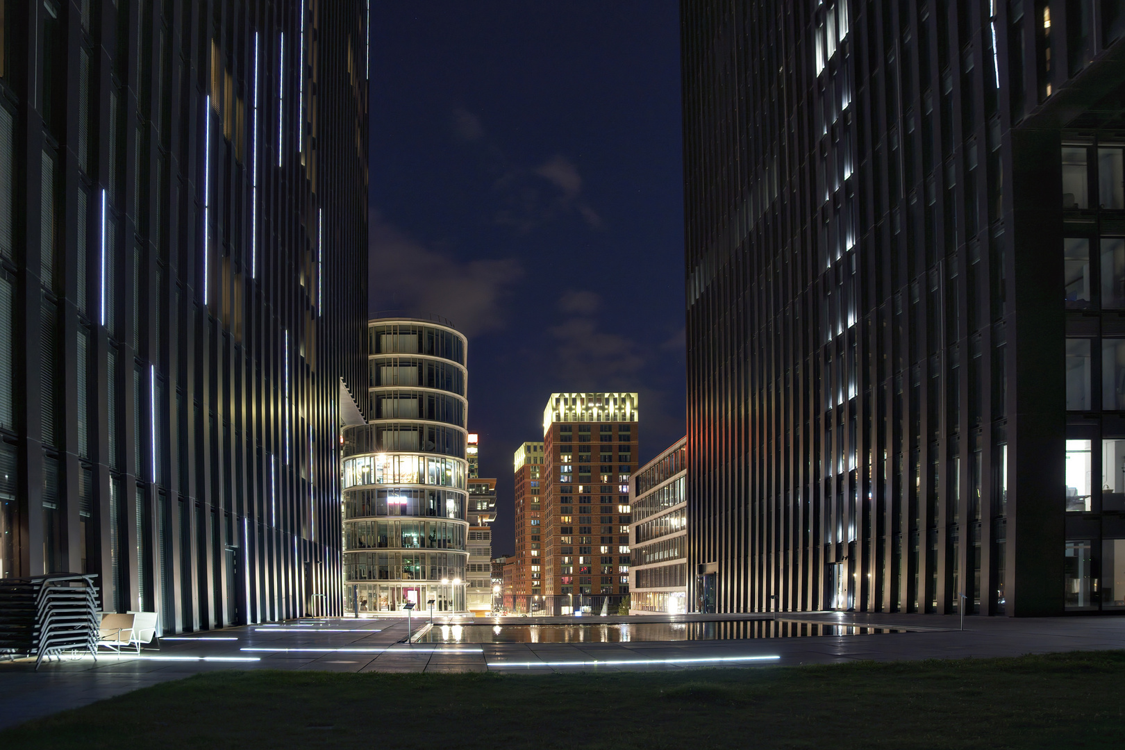 Inside Hyatt Foto & Bild | architektur, architektur bei nacht ...