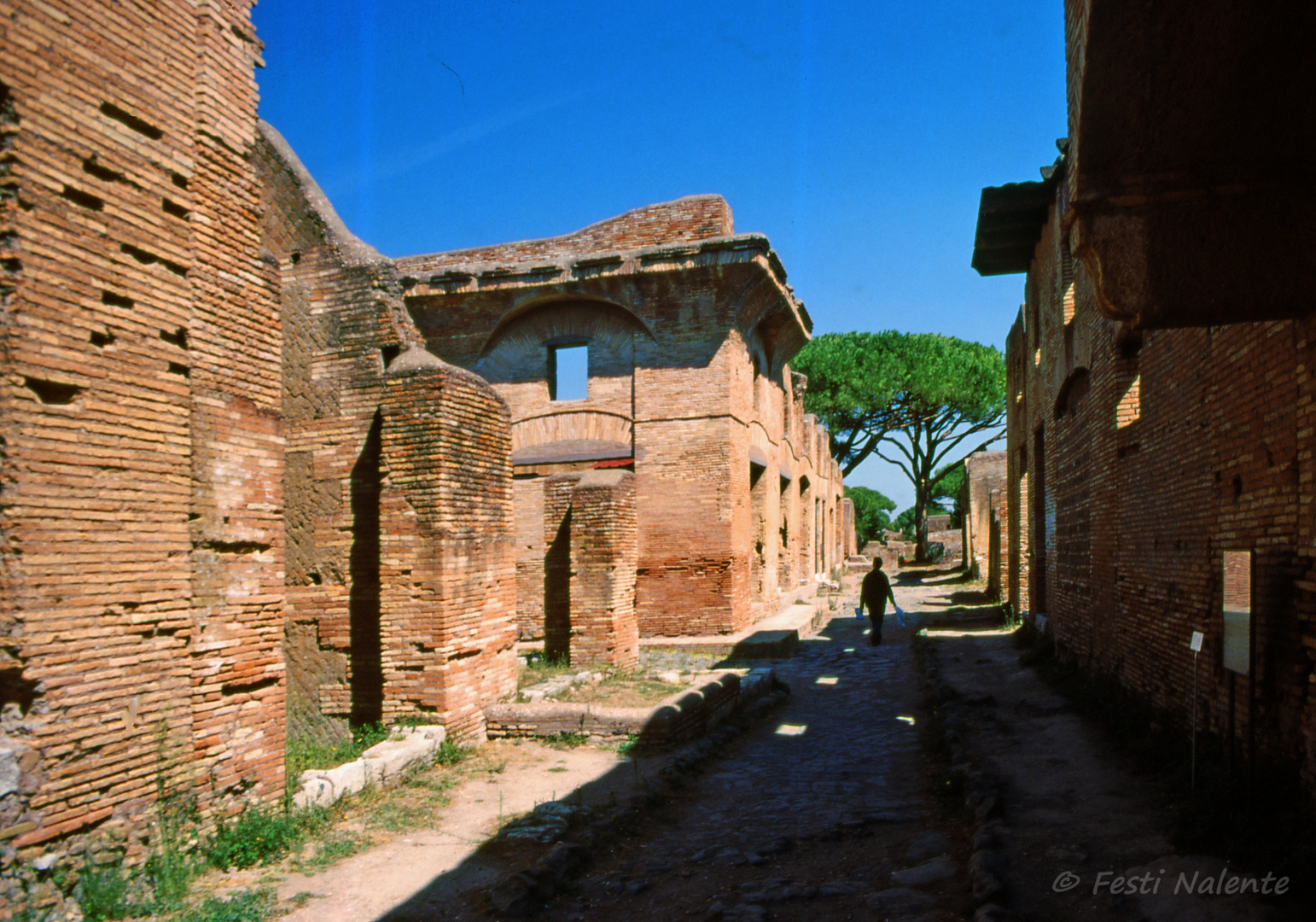 Insulae (antike Wohngebäude) in Ostia Antica Foto & Bild | architektur ...