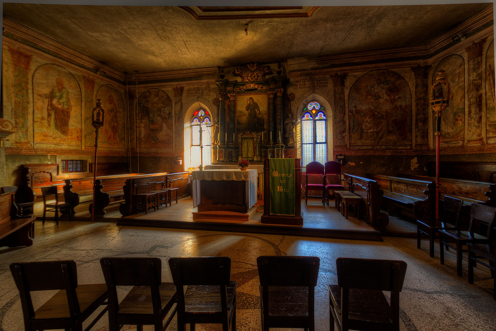 Interno del santuario di San Romedio Foto % Immagini| architetture ...
