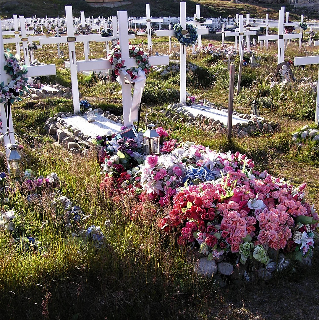 Inuit-Friedhof in Sisimiut, Westgrönland Foto & Bild | stillleben ...
