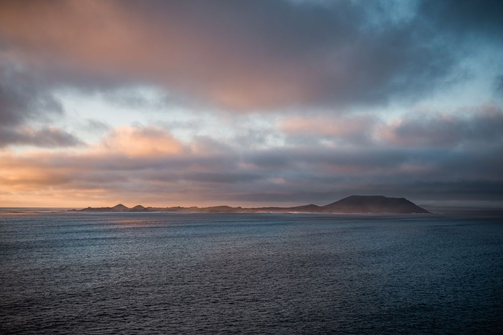 Isla de Lobos im Morgenlicht Foto & Bild | europe, canary islands die ...