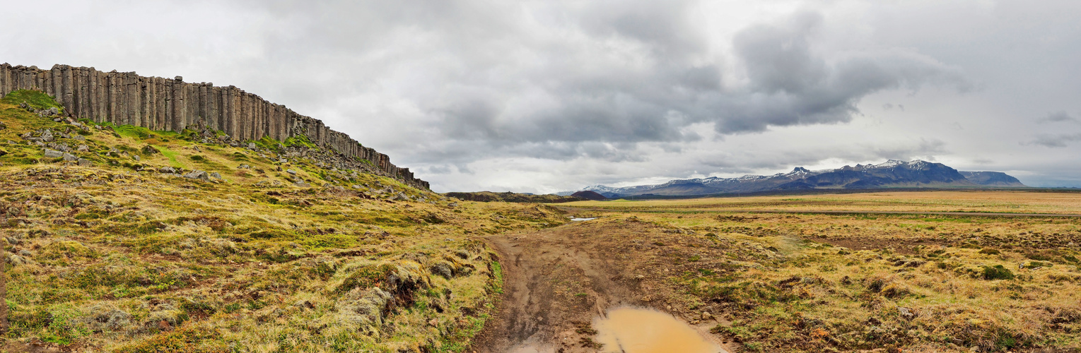 Island - Panorama - Gerðuberg - Gerduberg - Klippe aus Basaltgestein ...