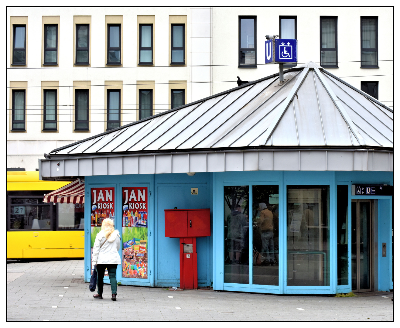 Jan Kiosk Foto & Bild | architektur, streetfotografie mit menschen, stadtlandschaft Bilder auf ...