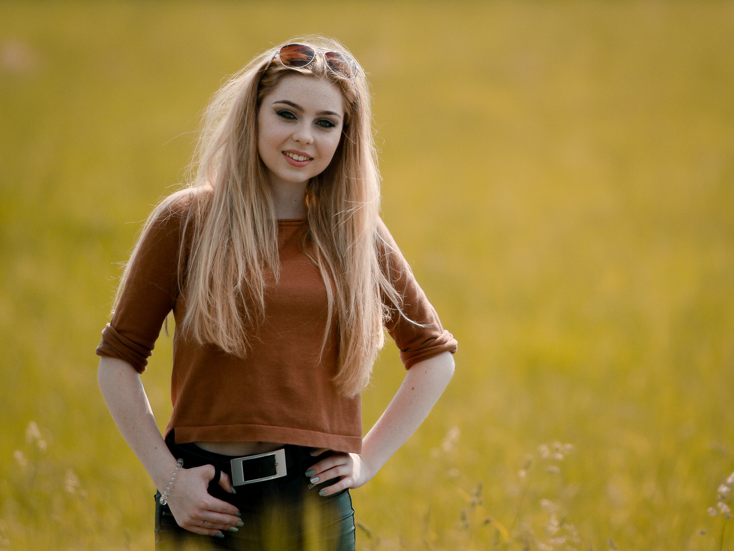 Jana im Feld Foto & Bild | erwachsene, personen, fotos Bilder auf ...