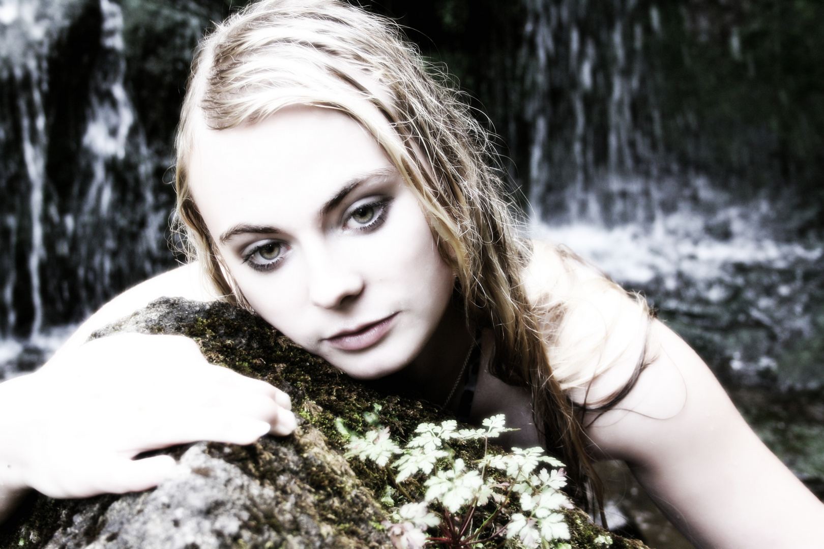 Janine am Wasserfall Foto & Bild | jugendliche, outdoor, trickbilder ...