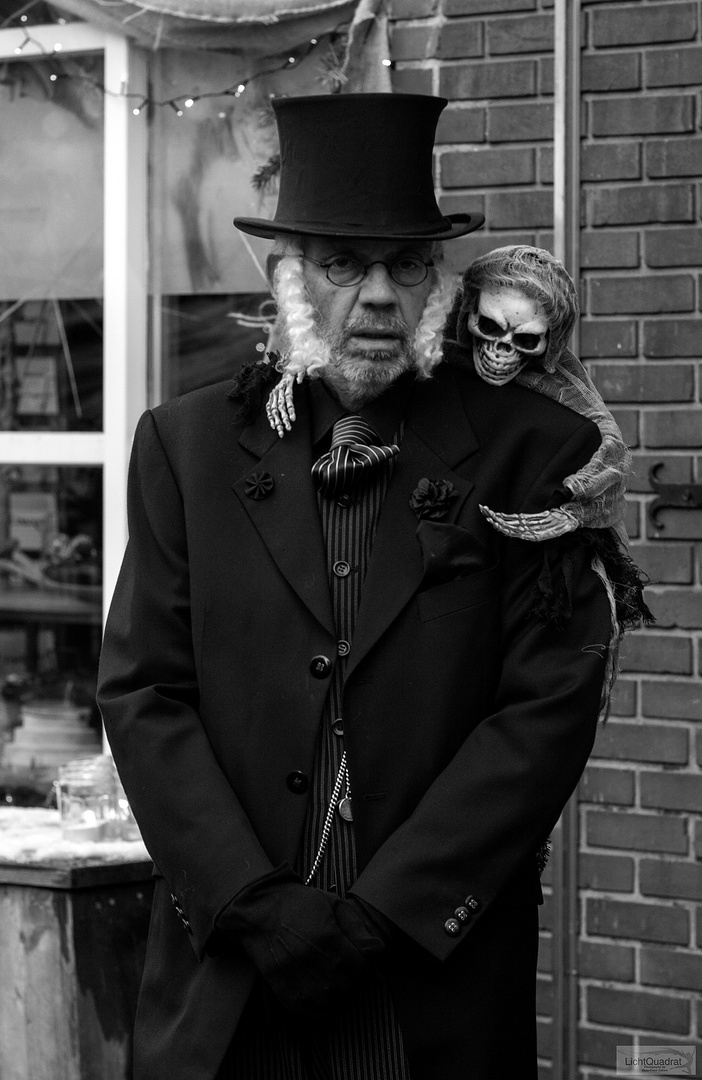 Jeder hat sein Päckchen zu tragen Foto & Bild | portrait, streetfotografie mit menschen, fotos ...