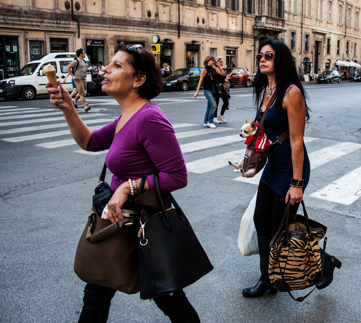 jeder hat was zu tragen Foto & Bild | streetfotografie mit menschen, street: spontane portraits ...