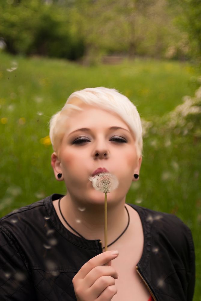 Jennifer und die Pusteblume Foto & Bild | erwachsene, outdoor shootings , portrait Bilder auf ...