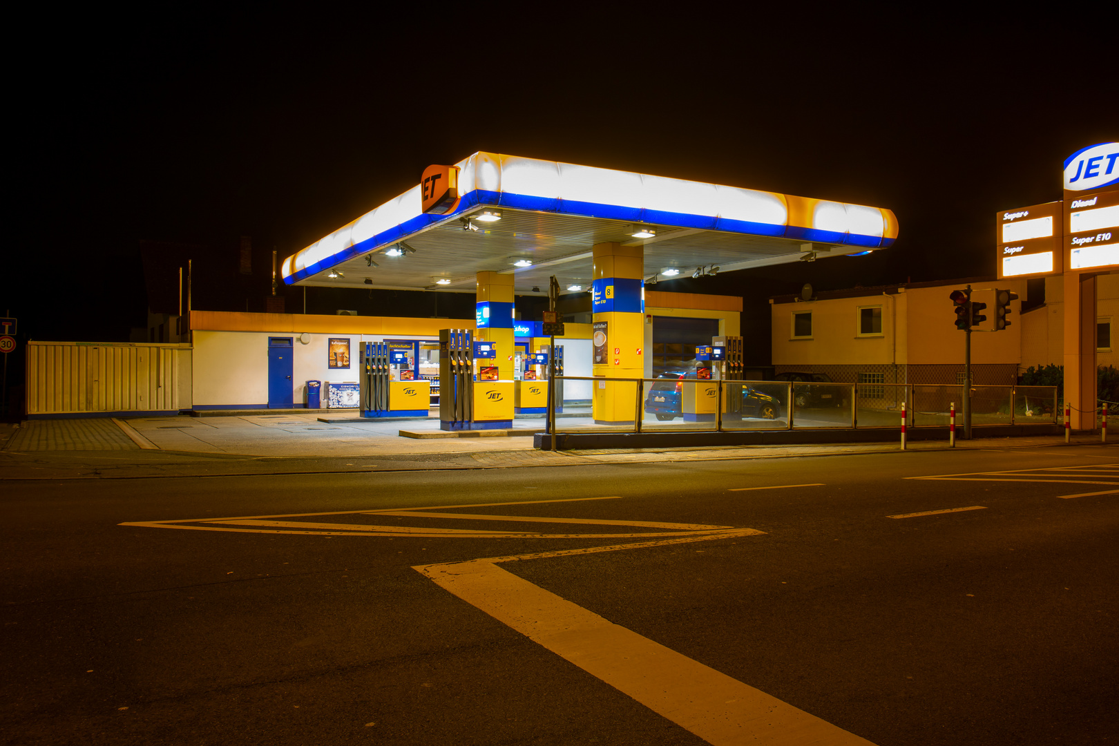 JET Tankstelle Höchst im ODW Foto & Bild | fotos, world, spezial Bilder ...