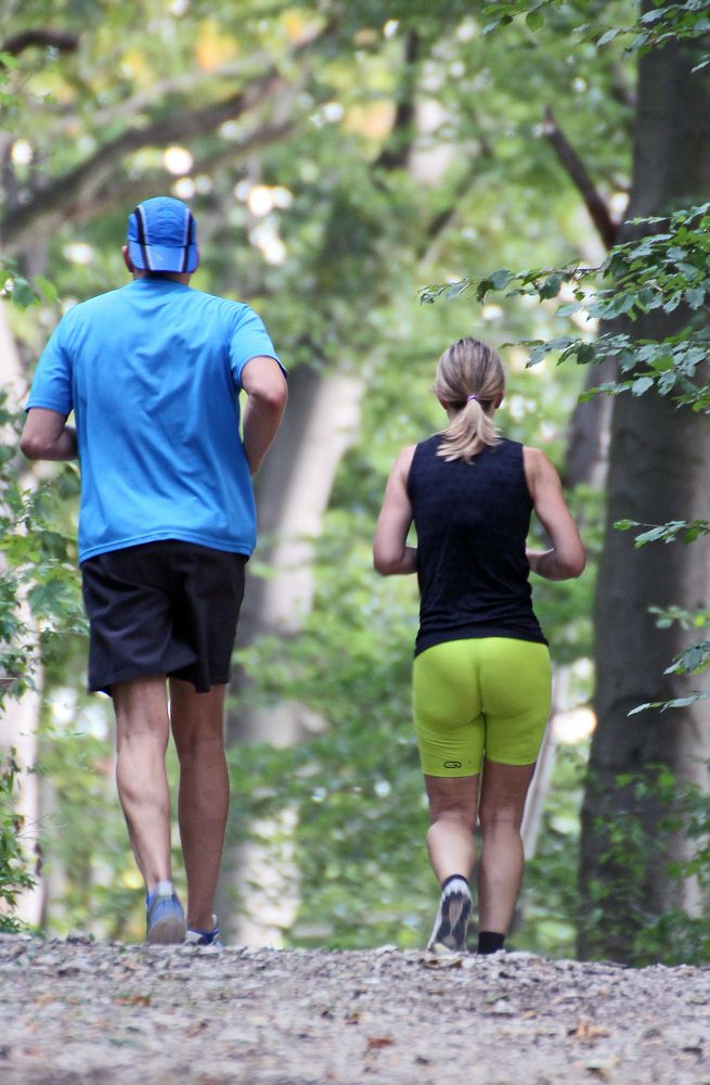 Jogging or Teasing? Foto & Bild | erwachsene menschen, alltagsereignisse, menschen in der ...
