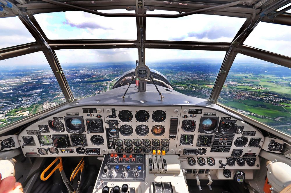 Ju 52 Cockpit Nach Dem Heutigen Stand Der Technik Foto And Bild