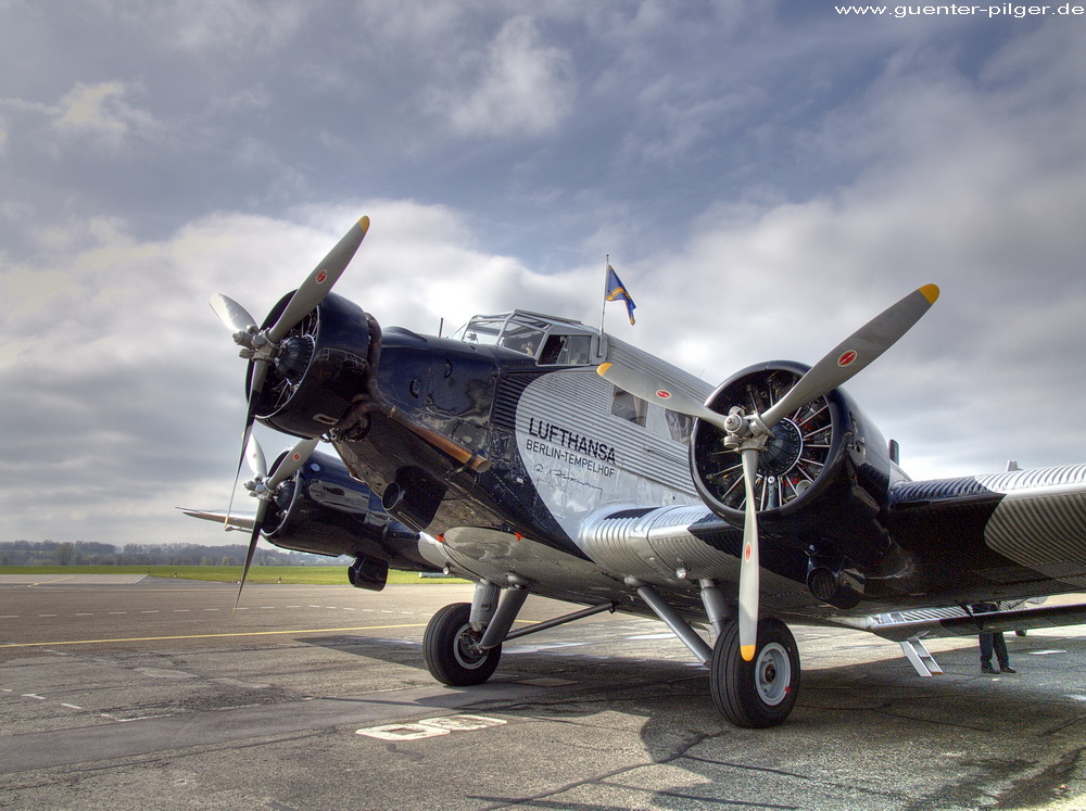 Ju 52 Der Deutschen Lufthansa Auf Dem Rollfeld In Essen Foto And Bild