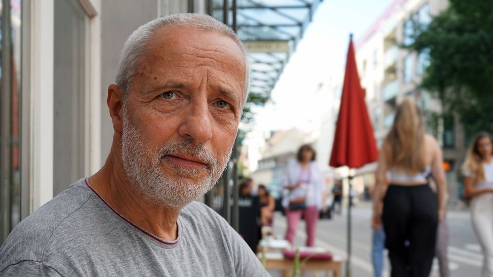 Jürgen im "Straßenlokal" Foto & Bild | streetfotografie mit menschen, street: spontane portraits ...