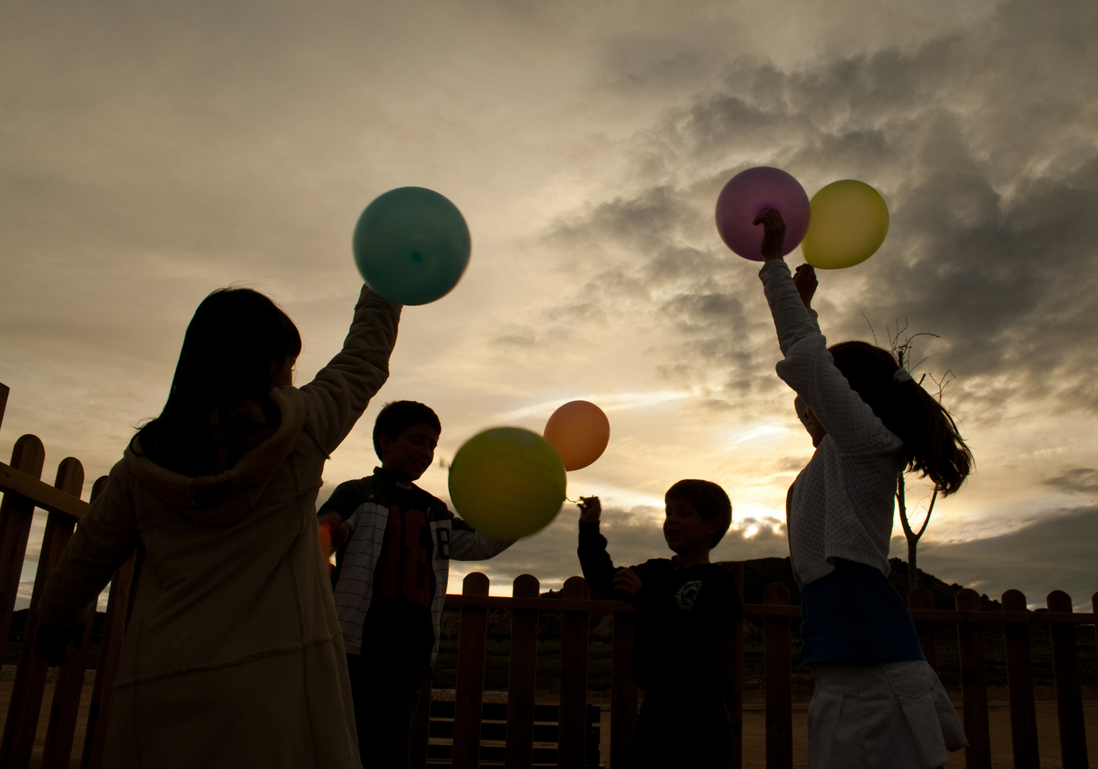 Jugando con globos Imagen & Foto | niños, personas Fotos de fotocommunity