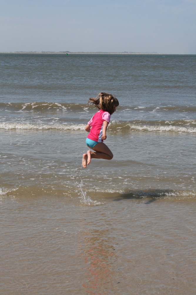 Jule beim Wellen springen Foto & Bild | kinder, kinder im schulalter ...