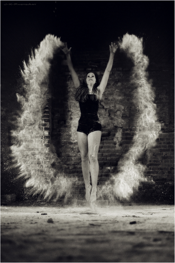 * jumping angel * Foto & Bild | portrait, portrait frauen, indoor ...