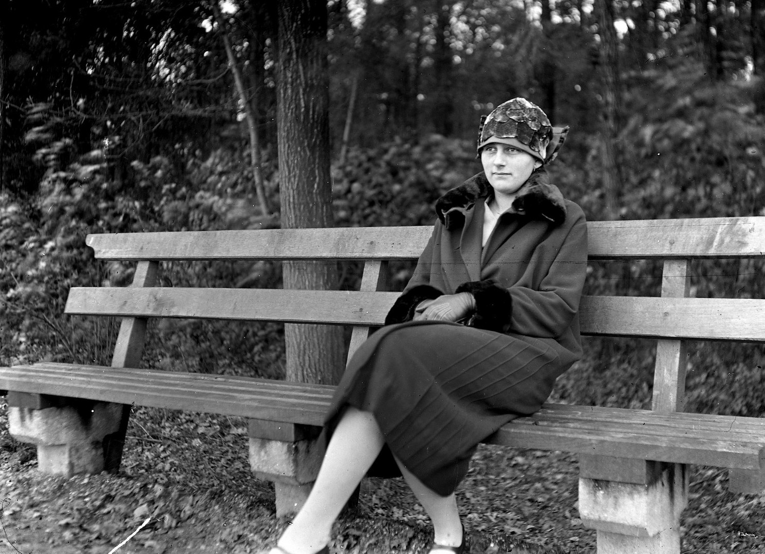 Junge Frau auf Bank, 30er Jahre Foto & Bild | erwachsene menschen ...